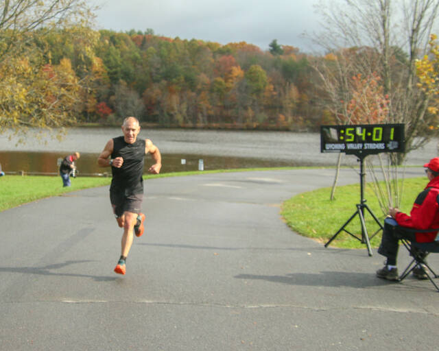 Robbins, Heller win Fall Trail Run | The Sunday Dispatch